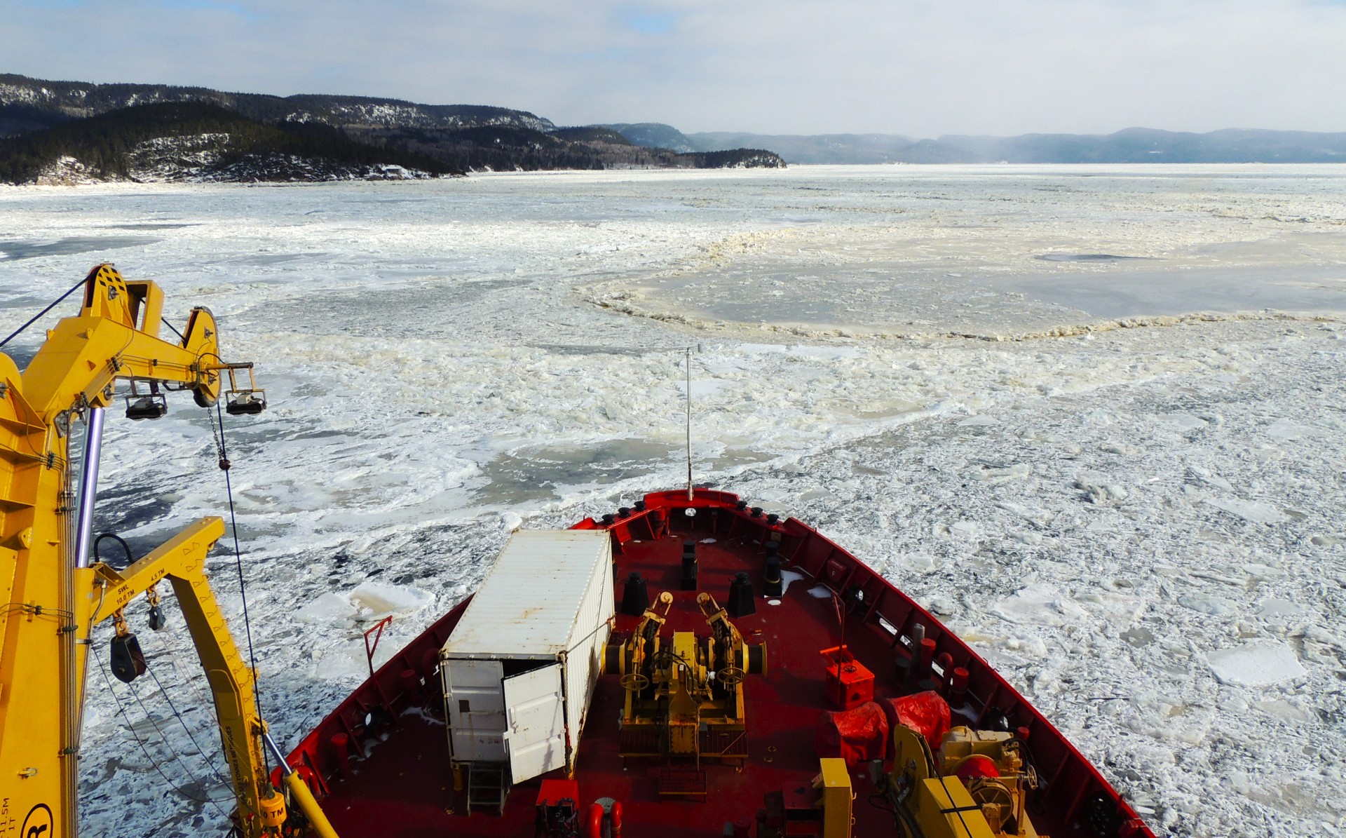 Juliette Ricaud en sur le fjord du Saguenay à bord de l'Amundsen ...